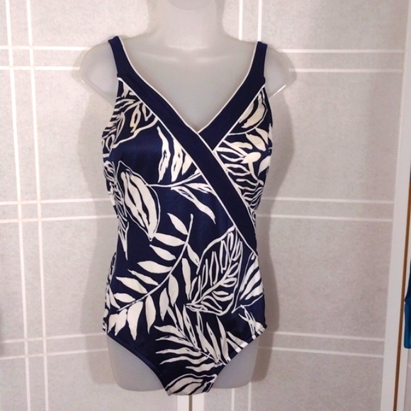 Roxanne Bra Sized | Swim | Roxanne Onepiece Navy And White Swimsuit 38d ...